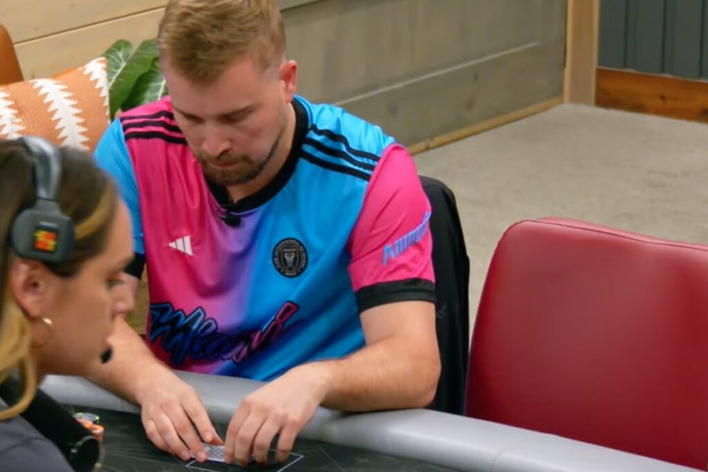 Card shark Alaskan moves up: Adam Hendrix at final table at World ...